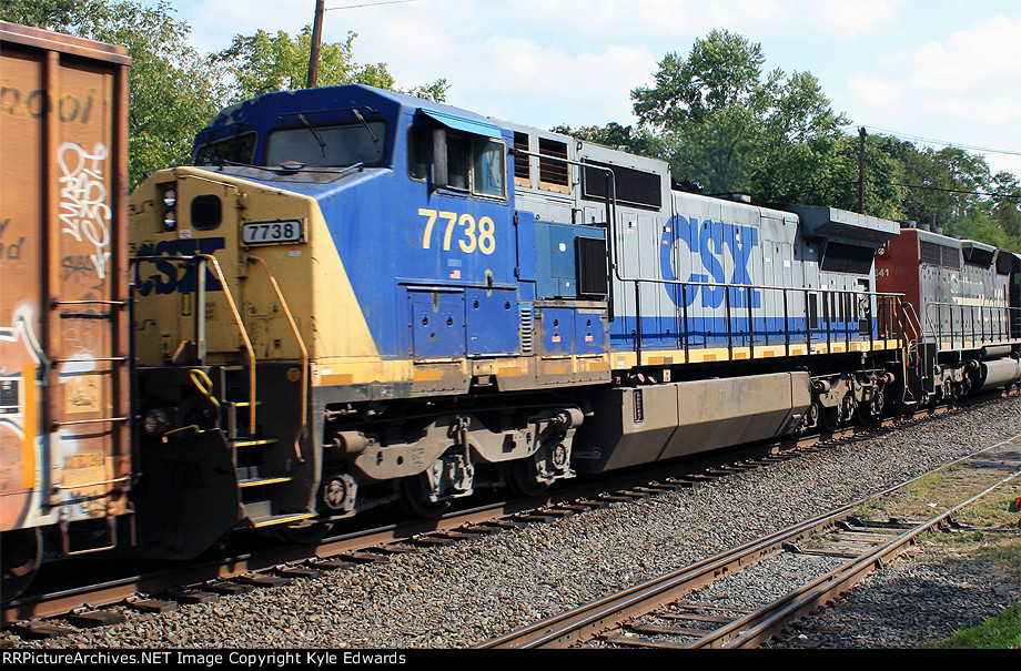 CSX C40-8W #7738 on Q300-22